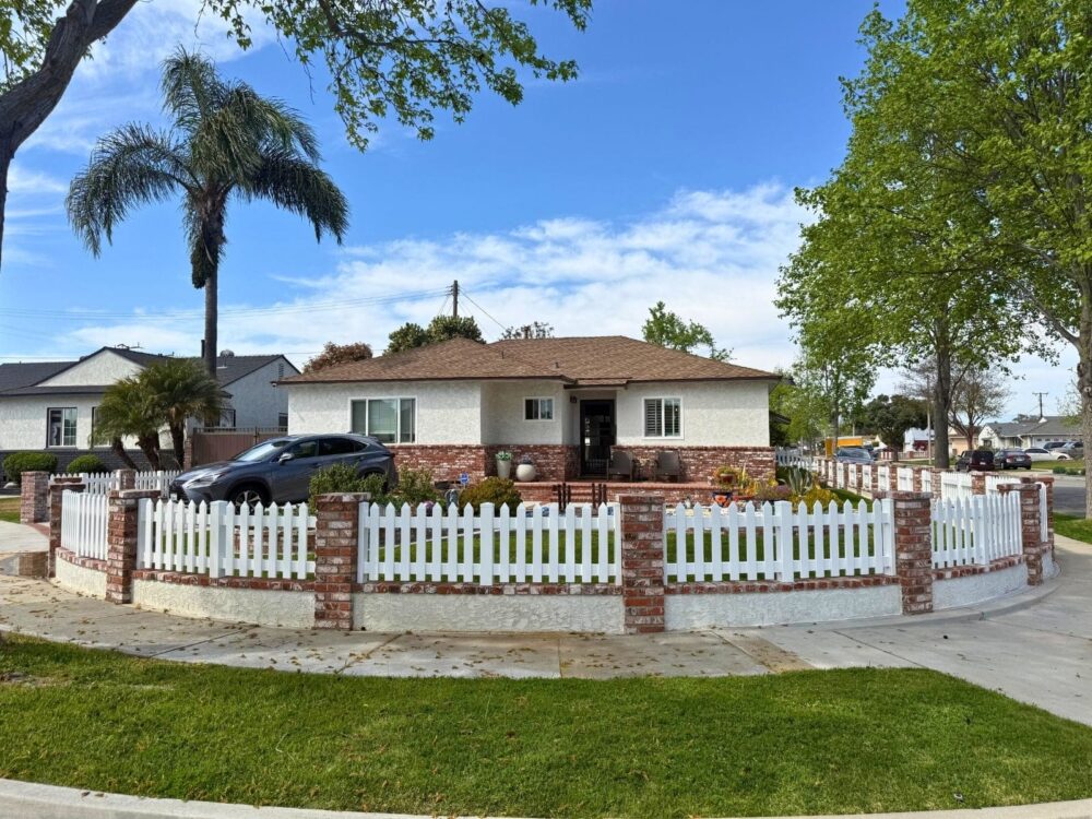 Vinyl Level Top Picket Fence Design Ideas, Pictures | Vinyl Concepts